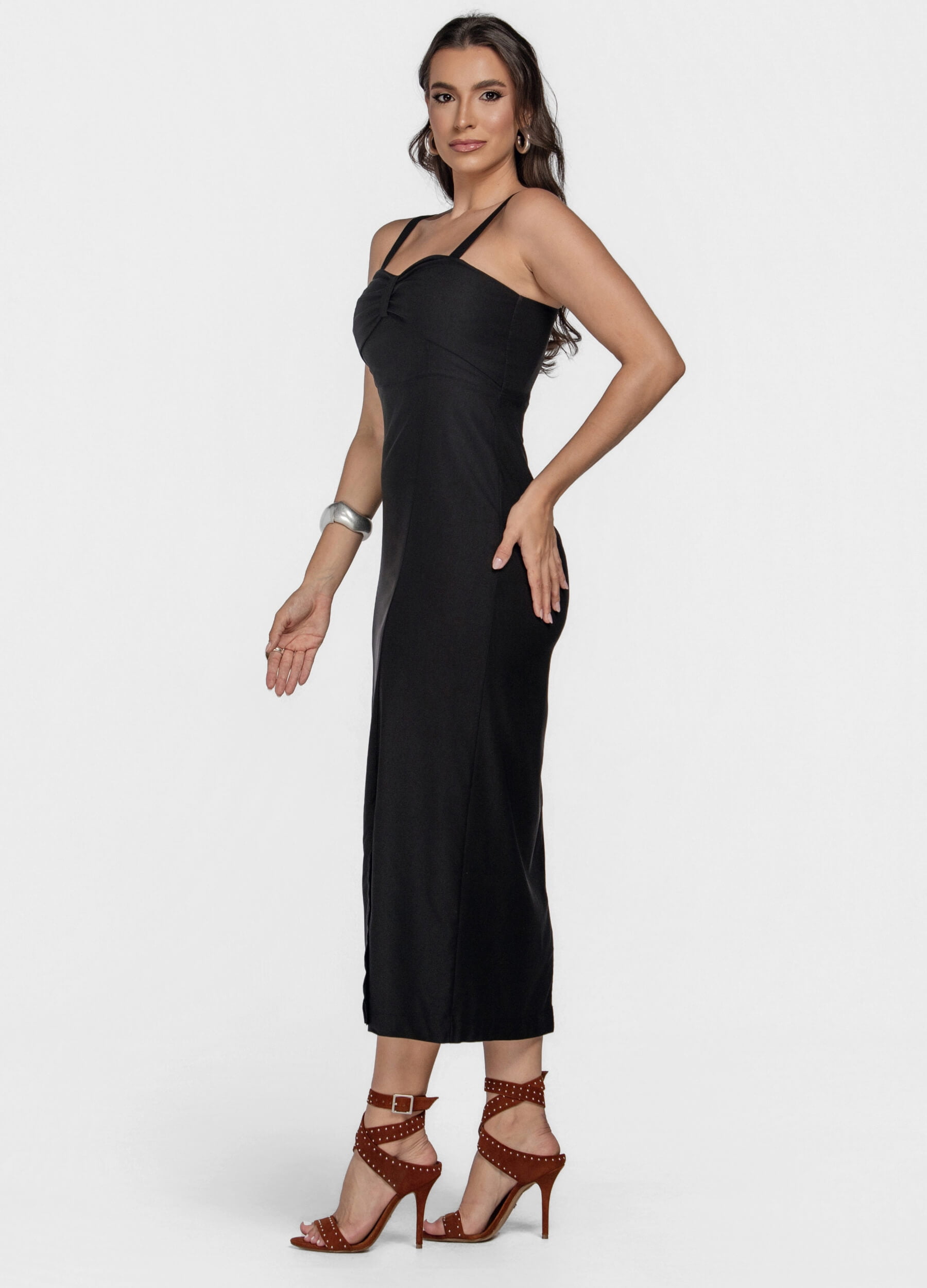 VESTIDO MIDI COM DETALHE NO DECOTE E FENDA